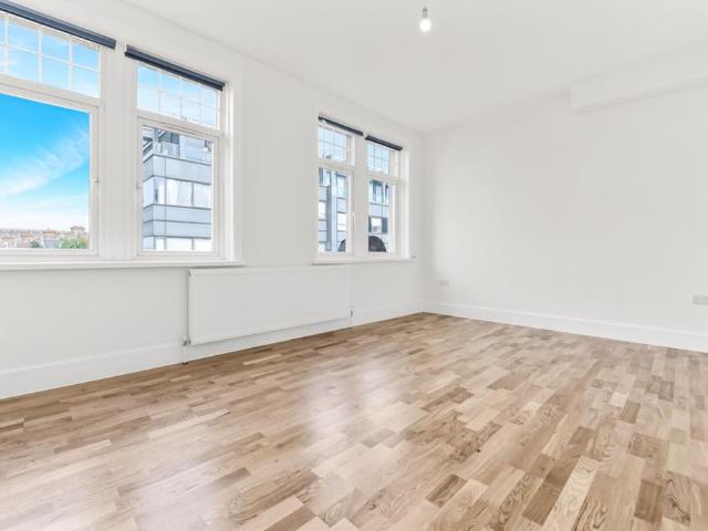 Arthur Road, London SW19 3 bed apartment to rent £3,000 pcm £692 pw