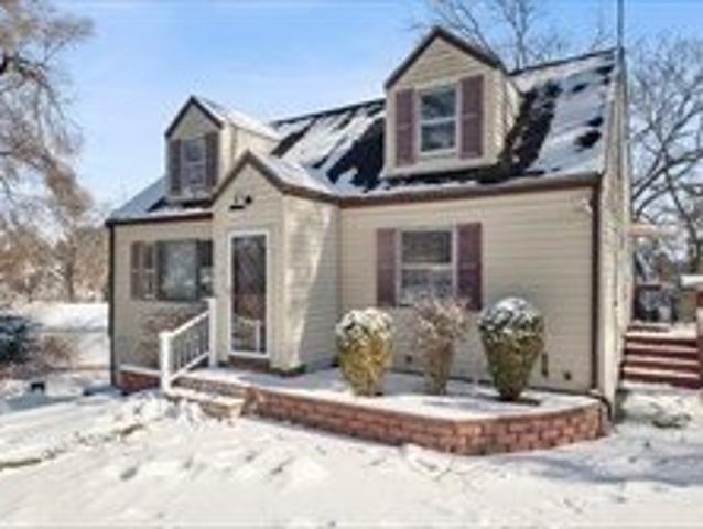 Arthur Woods Ave, Burlington, Farm House For
