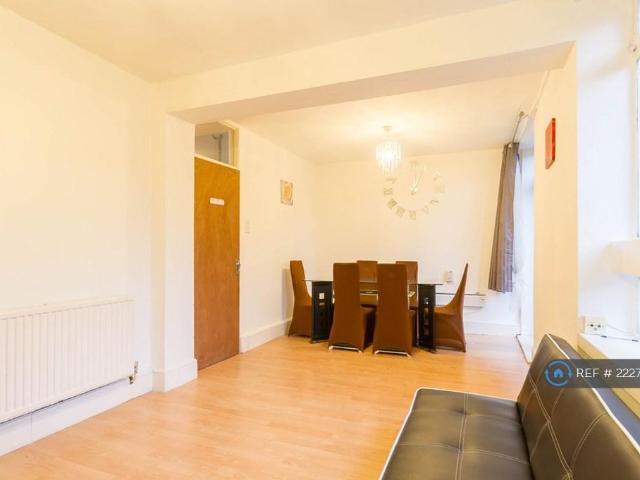 Arthur Wade House, London, E2 3 bed flat to rent £4,100 pcm £946 pw