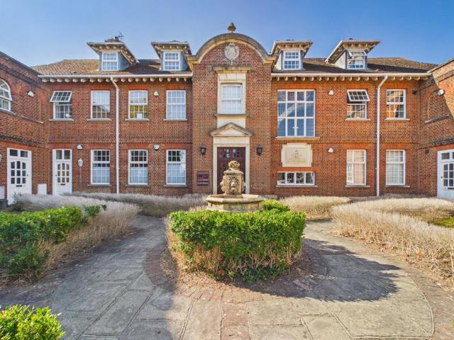 Artillery Mews, Tilehurst Road. 2 bed maisonette to rent £1,650 pcm £381 pw