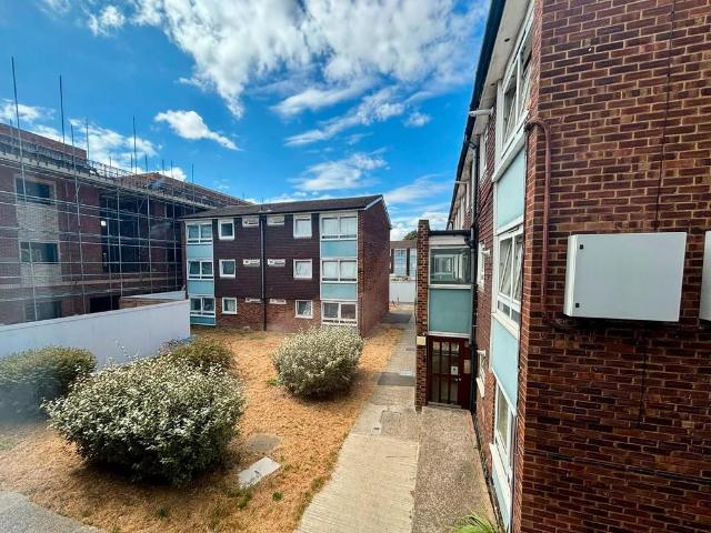 Arundel Court, Tottenham N17 2 bed flat to rent £1,650 pcm £381 pw