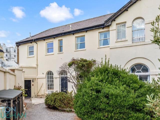 Arundel Place, East Sussex BN2 2 bed mews to rent £1,850 pcm £427 pw