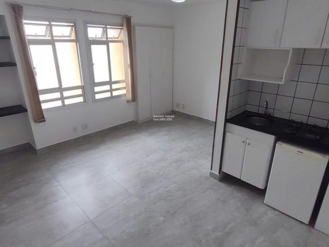 Arvoredo Imóveis vende linda kit com armários, piso porcelanato e vaga de garagem coberta condomí