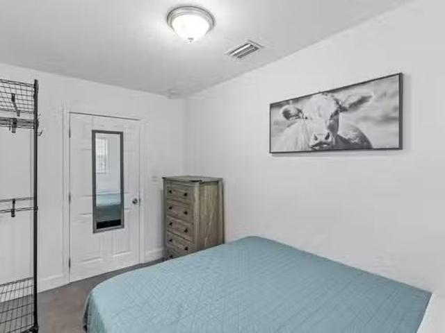 Award Winning HOST CLEAN QUIET Mins from Riverside all Utiliti.