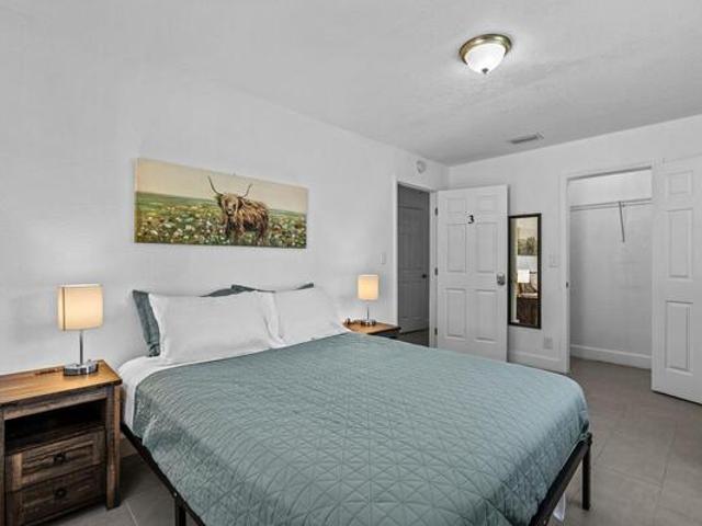 Award Winning HOST CLEAN QUIET Mins from Riverside all Utilities & Wifi Included & PLENTY OF PARKING. NO DRAMA