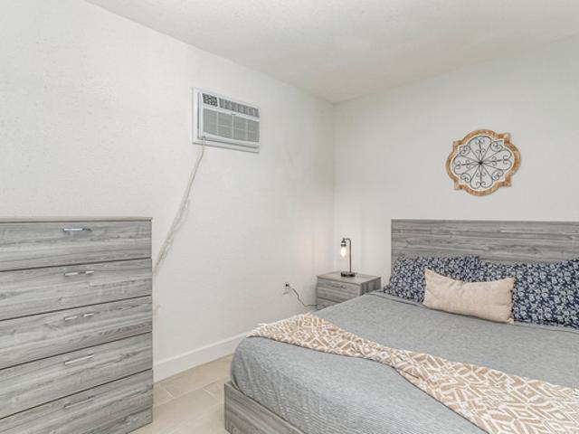 Award Winning HOST Great Management and Support! ALL INCLUDED: wifi and utilities Near Kingsley clean & organized Resort Mattresses Great Ambiance Private entrance Roomscommercial laundry on site Lots of parking