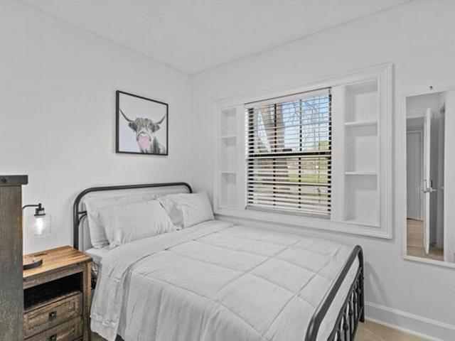 Award Winning HOSTBEAUTIFUL / Quiet High Quality & Fully Renovated PLENTY OF PARKING
