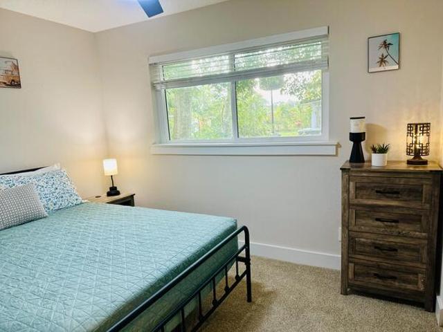 Award Winning HOSTHome Near Southside, Atlantic Blvd, Beach Blvd and Mins From St. John Town Center