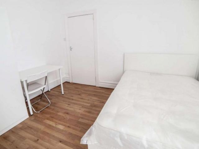 Awesome bedroom in Noel Park Has a Room