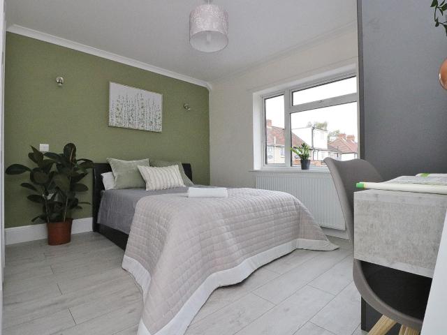 Awesome double bedroom near East Acton metro station Has a Room