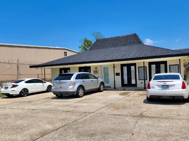 Awesome Location and Beautifully Fully Renovated Townhomes! 2 Bedroom Apartment for Rent at 4848 Pontchartrain Dr, Slidell, LA 70458