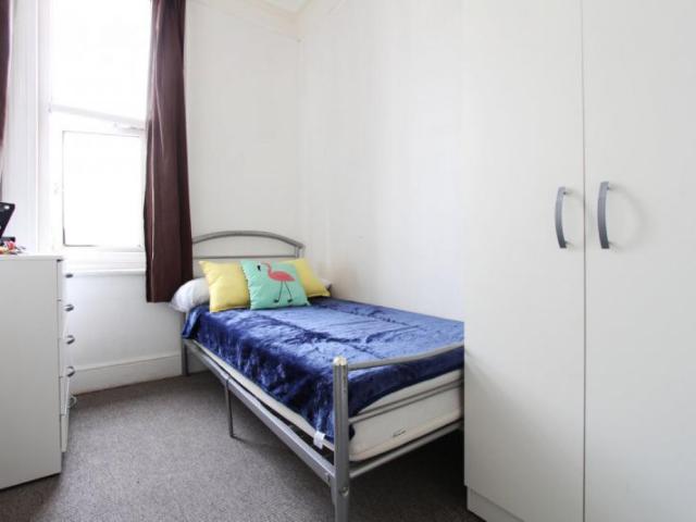 Awesome room in 9 bedroom flat near Kilburn metro station Has a Room
