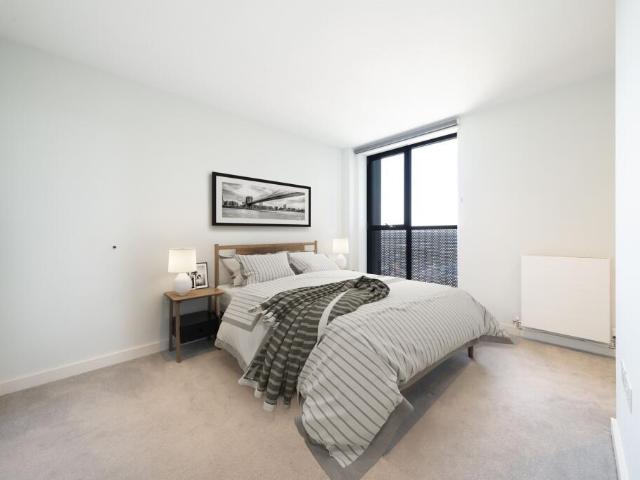 at Ten Degrees, 100a, George Street CR0 3 bed apartment to rent £2,890 pcm £667 pw