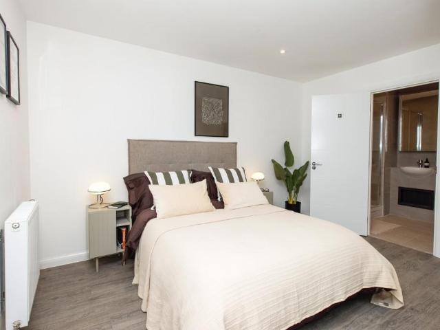 at The Parklands, The Parklands. 2 bed apartment to rent £2,150 pcm £496 pw