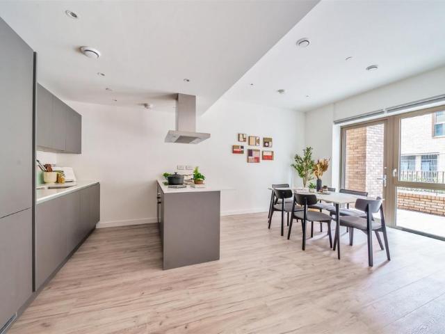 at Anchor’s Point, 8 Gallions Road, 2. 3 bed apartment to rent £2,850 pcm £658 pw