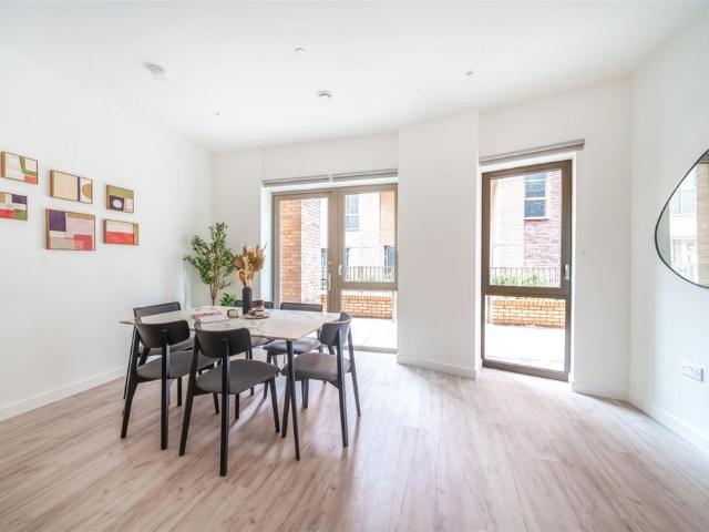 at Anchor’s Point, 12 Refinery House. 2 bed apartment to rent £2,295 pcm £530 pw