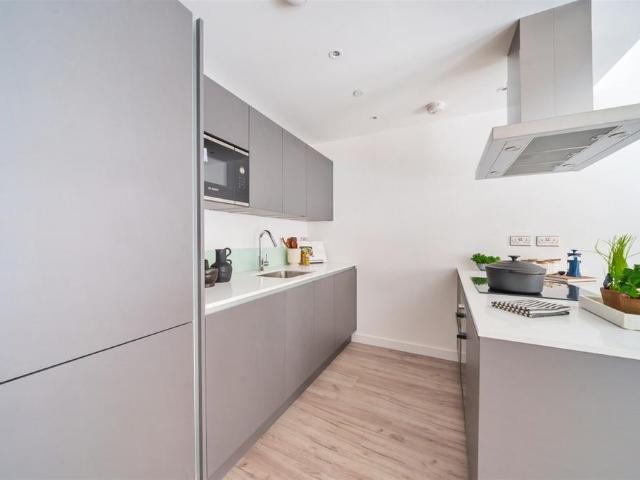 at Anchor’s Point, 16 Refinery House. 3 bed apartment to rent £2,945 pcm £680 pw
