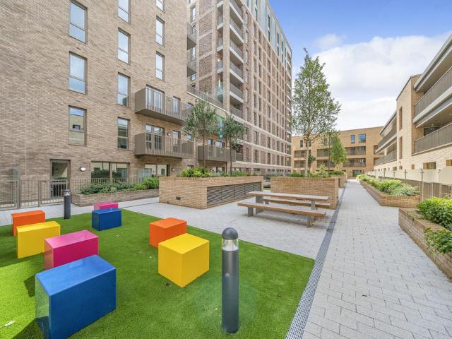 at Anchor’s Point, 28 Gallions Road E16 3 bed townhouse to rent £3,045 pcm £703 pw