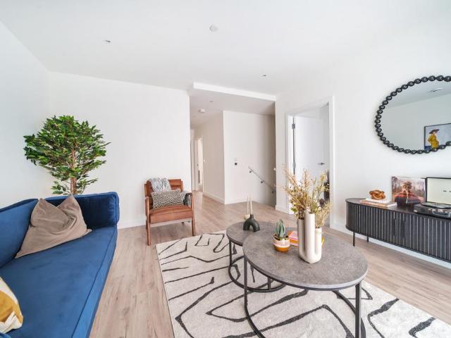 at Anchor’s Point, 2 Carrack Mews E16 3 bed apartment to rent £3,350 pcm £773 pw