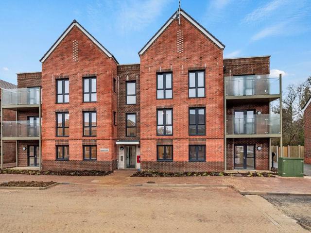 at Beaumont Manor, Flat 9 Cherrywood. 2 bed apartment to rent £1,600 pcm £369 pw