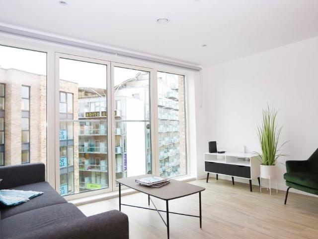 at Clippers Quay, Apartment 610. 2 bed apartment to rent £1,450 pcm £335 pw