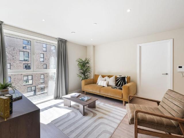 at Clippers Quay, Apartment 703. 2 bed apartment to rent £1,495 pcm £345 pw
