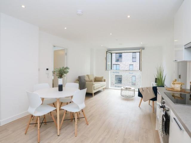 at Clippers Quay, Apartment 801 Syren. 2 bed apartment to rent £1,480 pcm £342 pw