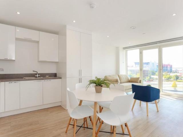 at Clippers Quay, Apartment 811 Syren. 3 bed apartment to rent £1,995 pcm £460 pw