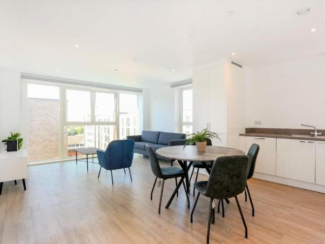 at Clippers Quay, Apartment 1005. 2 bed apartment to rent £1,485 pcm £343 pw