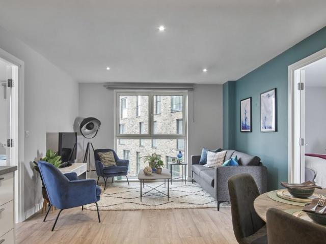 at Clippers Quay, Apartment 102. 2 bed apartment to rent £1,435 pcm £331 pw