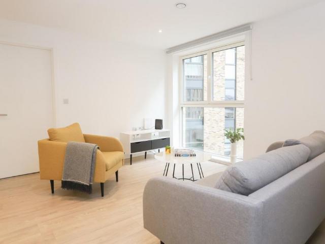 at Clippers Quay, Apartment 210. 2 bed apartment to rent £1,425 pcm £329 pw