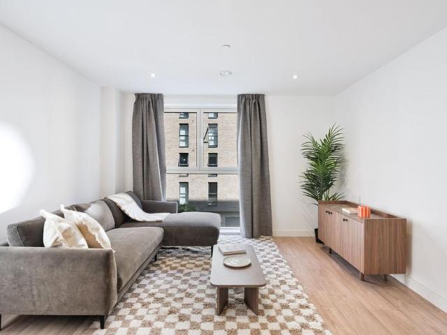 at Clippers Quay, Apartment 213. 2 bed apartment to rent £1,495 pcm £345 pw