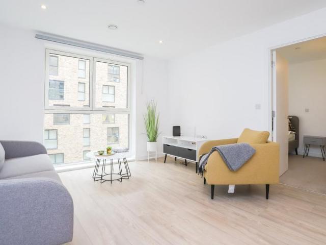 at Clippers Quay, Apartment 304. 2 bed apartment to rent £1,435 pcm £331 pw
