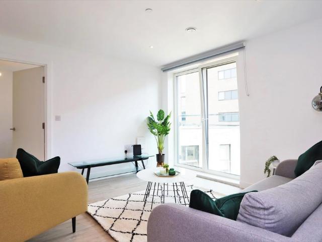 at Clippers Quay, Apartment 312. 2 bed apartment to rent £1,440 pcm £332 pw