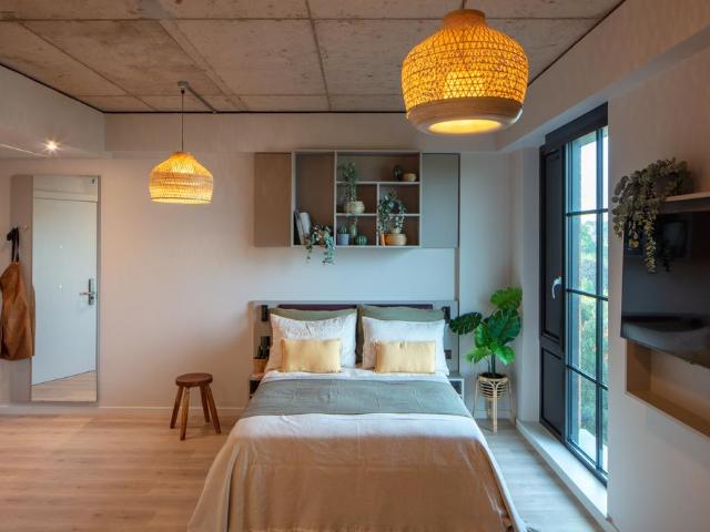 at Folk at Sunday Mills, 21 Trewint. Studio to rent £1,840 pcm £425 pw
