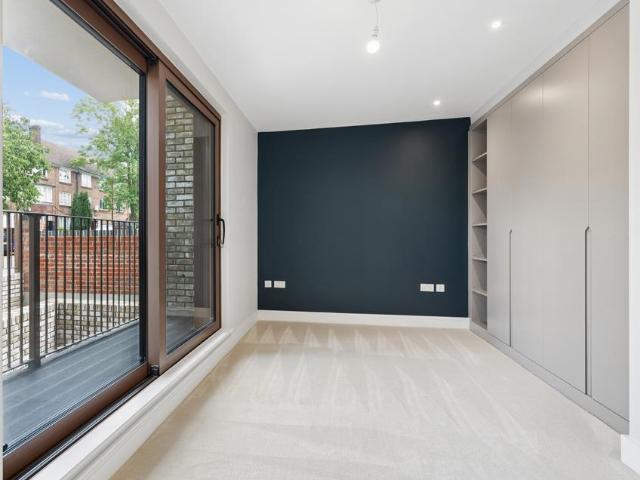 at Hanger Lane, 42 Lynton Road W3 3 bed apartment to rent £4,000 pcm £923 pw