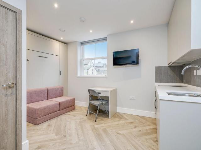 at Hanger Lane, 15 Hanger Lane W5 Studio to rent £1,450 pcm £335 pw