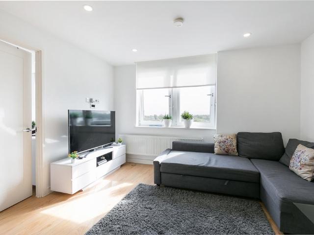 at Lettings, Trafford House. 2 bed apartment to rent £1,475 pcm £340 pw