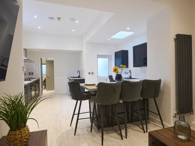 at Liverpool, 11, Richardson Street SA1 6 bed house of multiple occupation to rent £3,900 pcm £900 pw