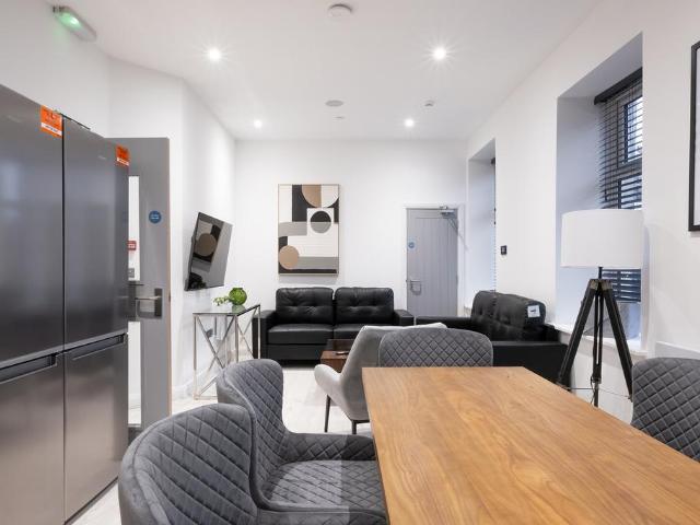 at Liverpool, Flat 1, Aberdeen House. 6 bed flat to rent £3,510 pcm £810 pw