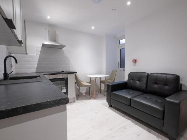 at Liverpool, Flat A, 18, St. Albans. 2 bed flat to rent £1,473 pcm £340 pw