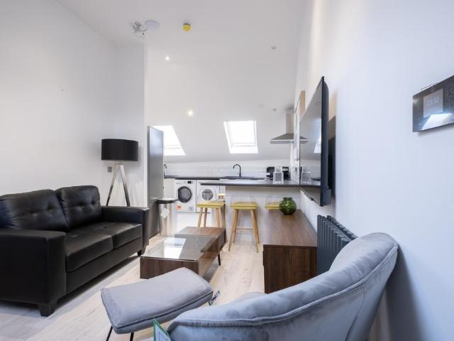 at Liverpool, Flat B, 18, St. Albans. 6 bed flat share to rent £3,250 pcm £750 pw