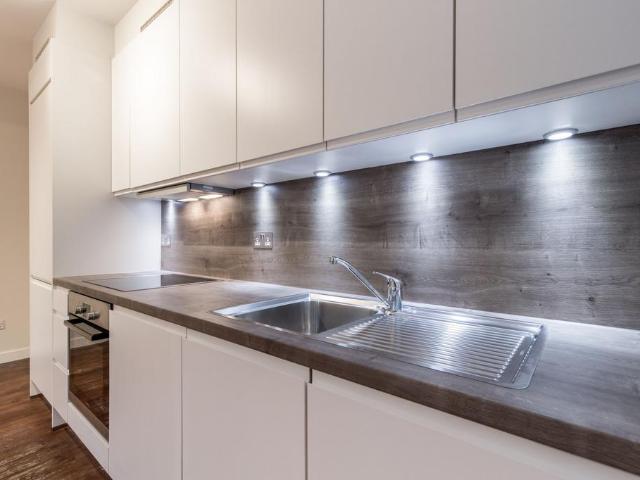 at London, 3A Brent House Brenthouse. 1 bed ground floor flat to rent £2,000 pcm £462 pw