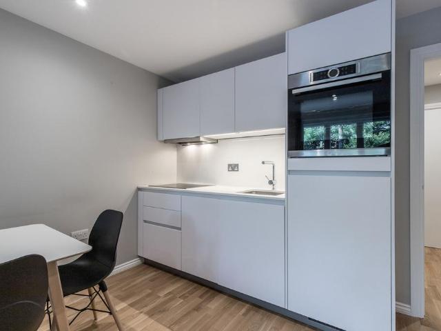 at London, 1 Viney Court 78 Kings. 2 bed ground floor flat to rent £2,100 pcm £485 pw