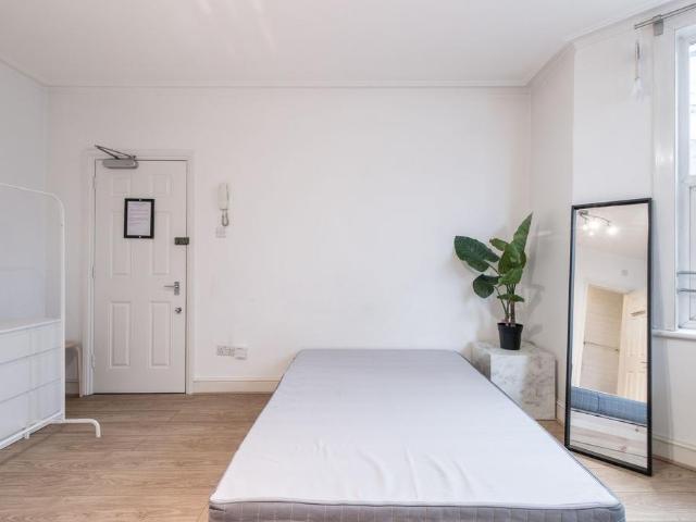 at London, 59 Talgarth Road W14 Studio to rent £1,295 pcm £299 pw
