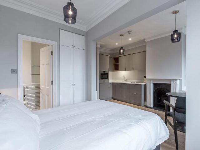 at London, 89 Gloucester Place W1U Studio to rent £2,050 pcm £473 pw