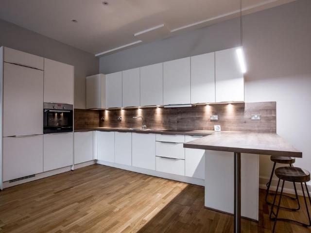 at London, Cotton Lofts 124 128A. 3 bed ground floor flat to rent £3,750 pcm £865 pw