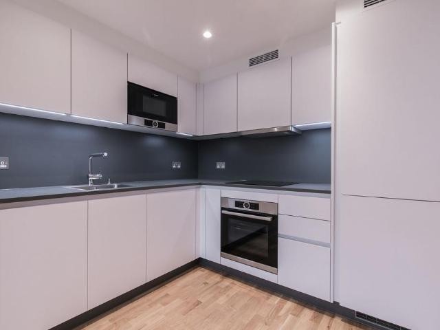 at London, Creighton House N2 3 bed flat to rent £2,550 pcm £588 pw