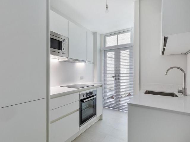 at London, Avenue House, Allitsen. 2 bed ground floor flat to rent £3,100 pcm £715 pw
