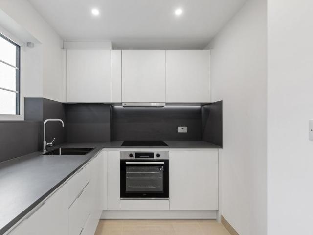 at London, Delta Court, Coles Green. 2 bed flat to rent £1,850 pcm £427 pw